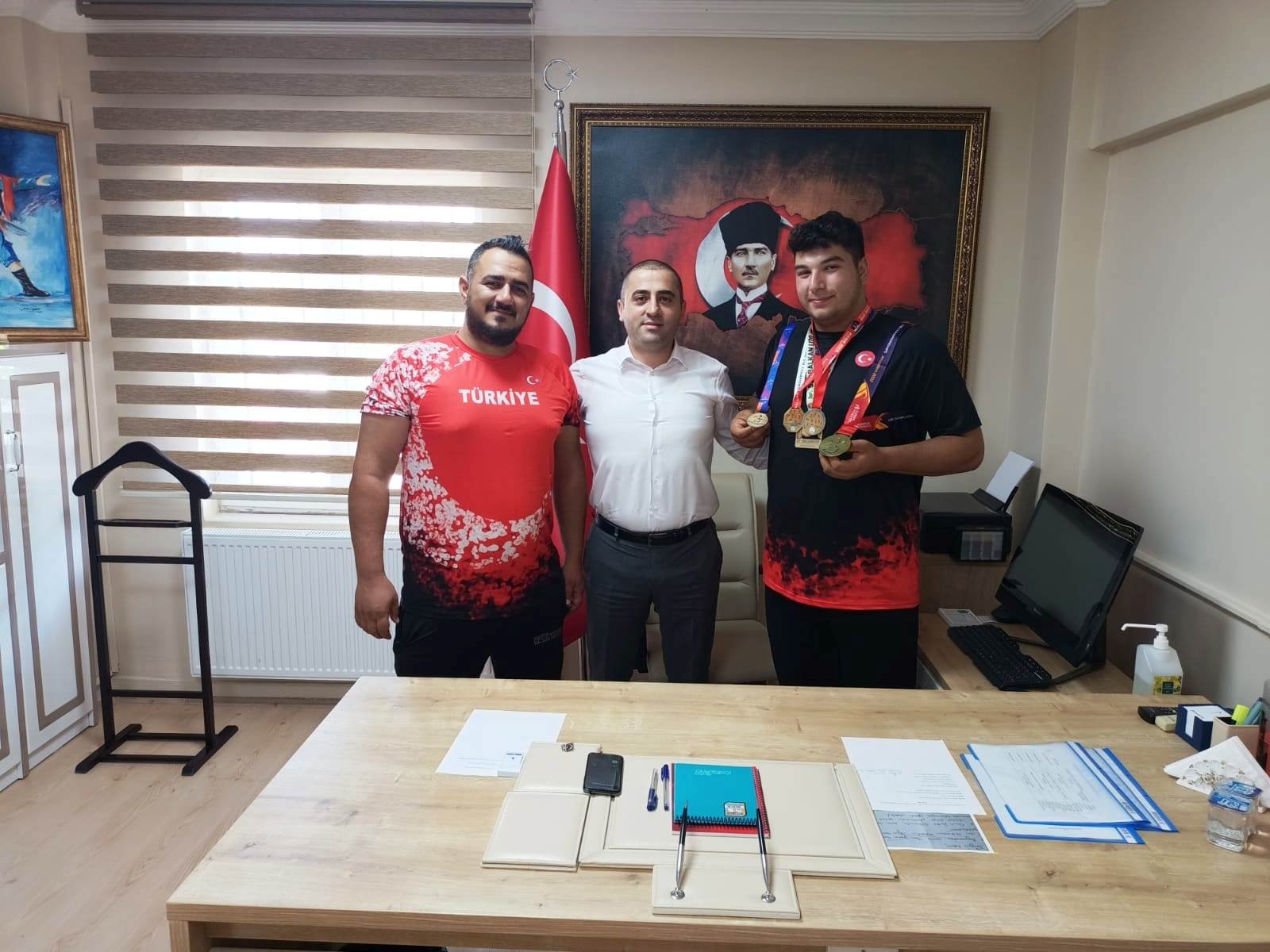 ŞAMPİYON GÜLLECİ ALİ PEKER KAYMAKAM AYDEMİR’İ ZİYARET ETTİ - Uşak Haber ...